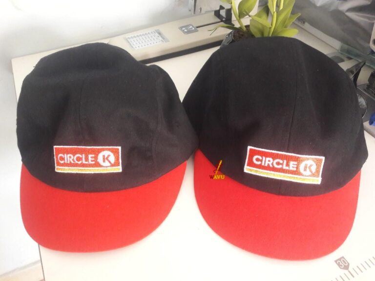 Đồng phục Circle K nổi bật với tông màu đỏ - đen chủ đạo - Đồng Phục Vina