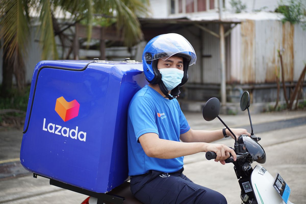 Đồng Phục Lazada với gam màu xanh da trời trẻ trung | VINA® UNIFORM